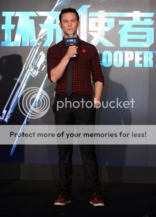 JGL looking boneable whilst promoting Looper in Shanghai: ohnotheydidnt ...